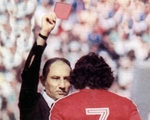 L'Histoire du Carton Rouge : De sa Création à sa Première Utilisation ...